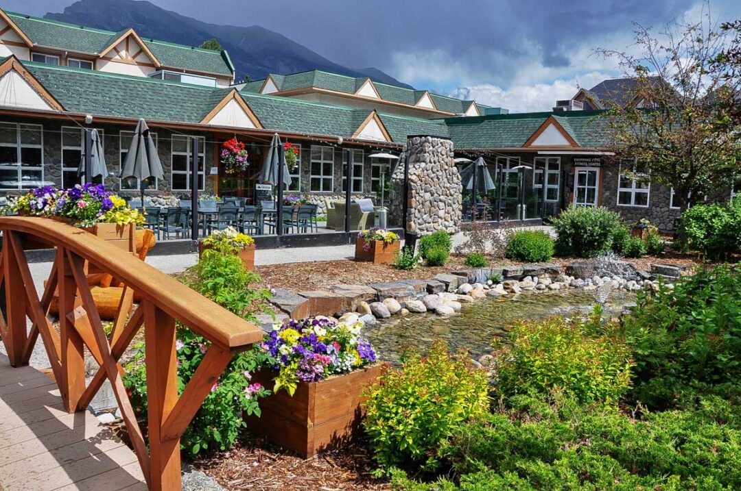 5 Absolute BEST Hotels in Canmore (from Affordable to Luxury!)