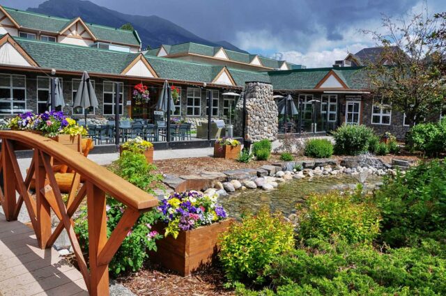 5 Absolute BEST Hotels in Canmore (from Affordable to Luxury!)