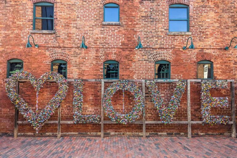 9 Things to Know BEFORE Visiting the Toronto Distillery District ...