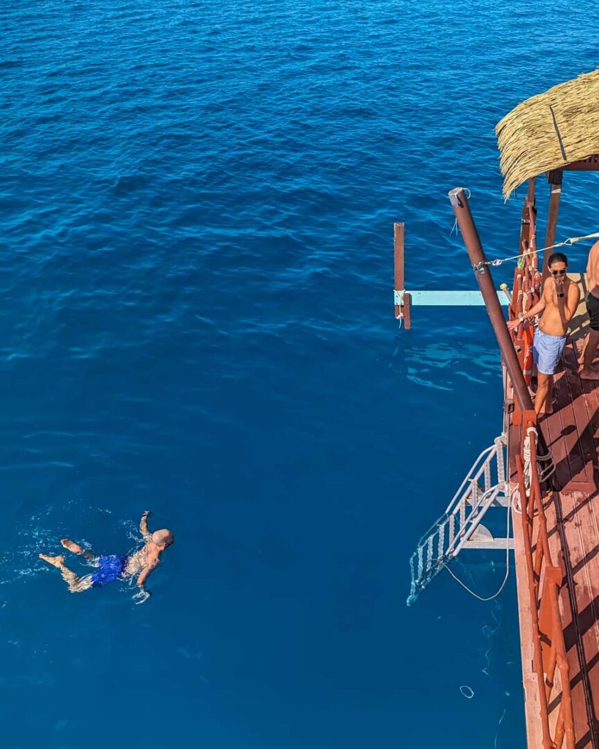 Seventh Heaven vs Cloud 9 - My Honest Review of Fiji's Floating Bars ...